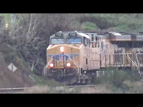 (Northbound) Union Pacific Baretable Train BLAST THROUGH the Sunnyside Beach Railroad Crossing ...