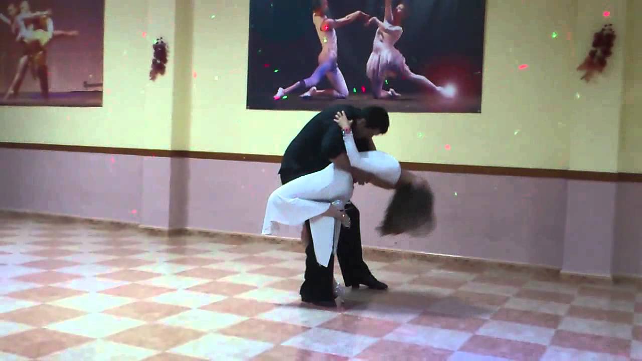 VICTOR OLMO Y MARIA BAILAN KIZOMBA EN ARJONA - YouTube