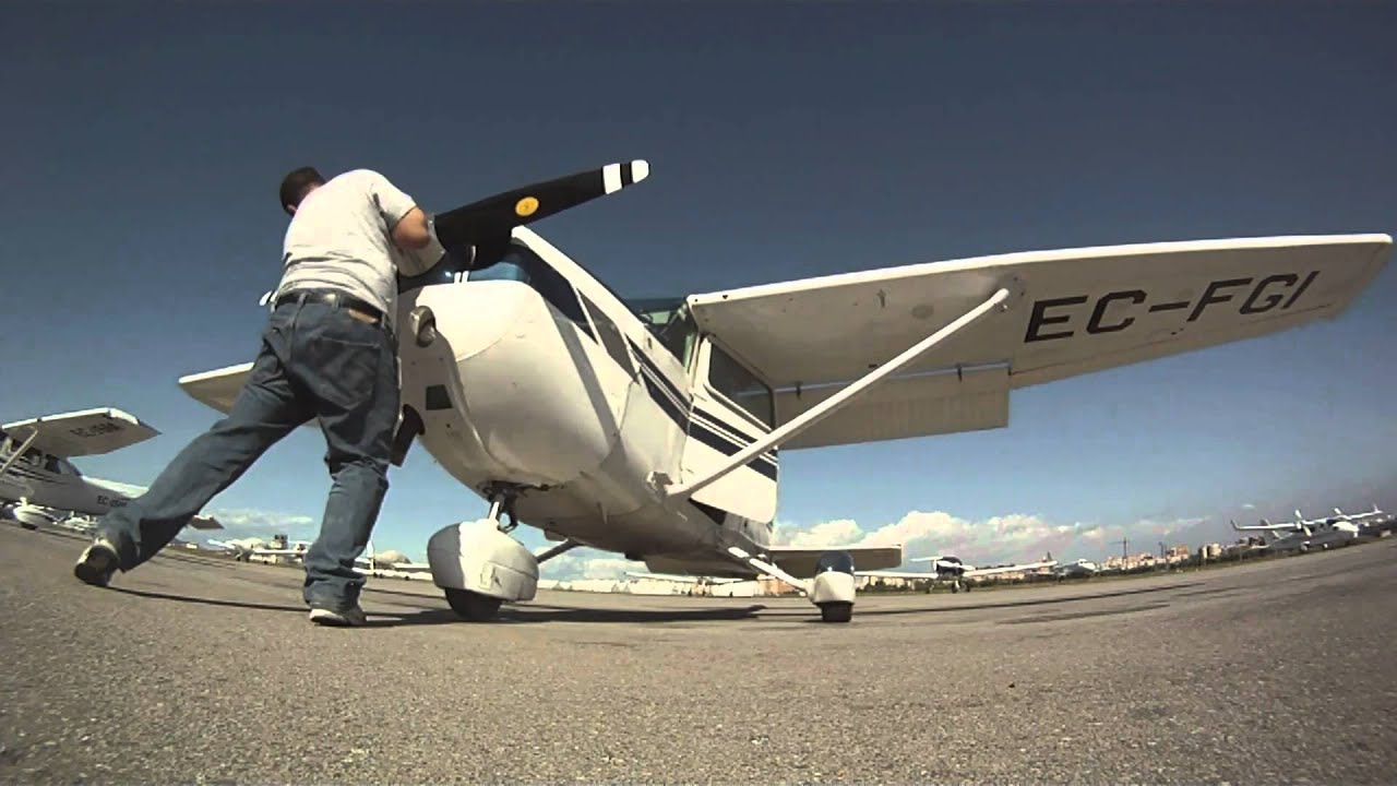 Cessna 172 External Preflight Nose Strut Check - YouTube