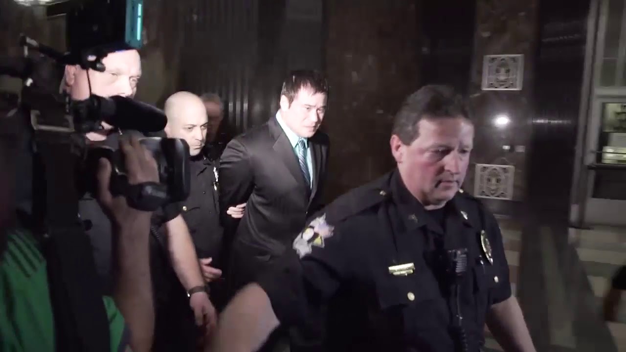 Holtzclaw trial: Holtzclaw led from courtroom (2015-12-10) - YouTube