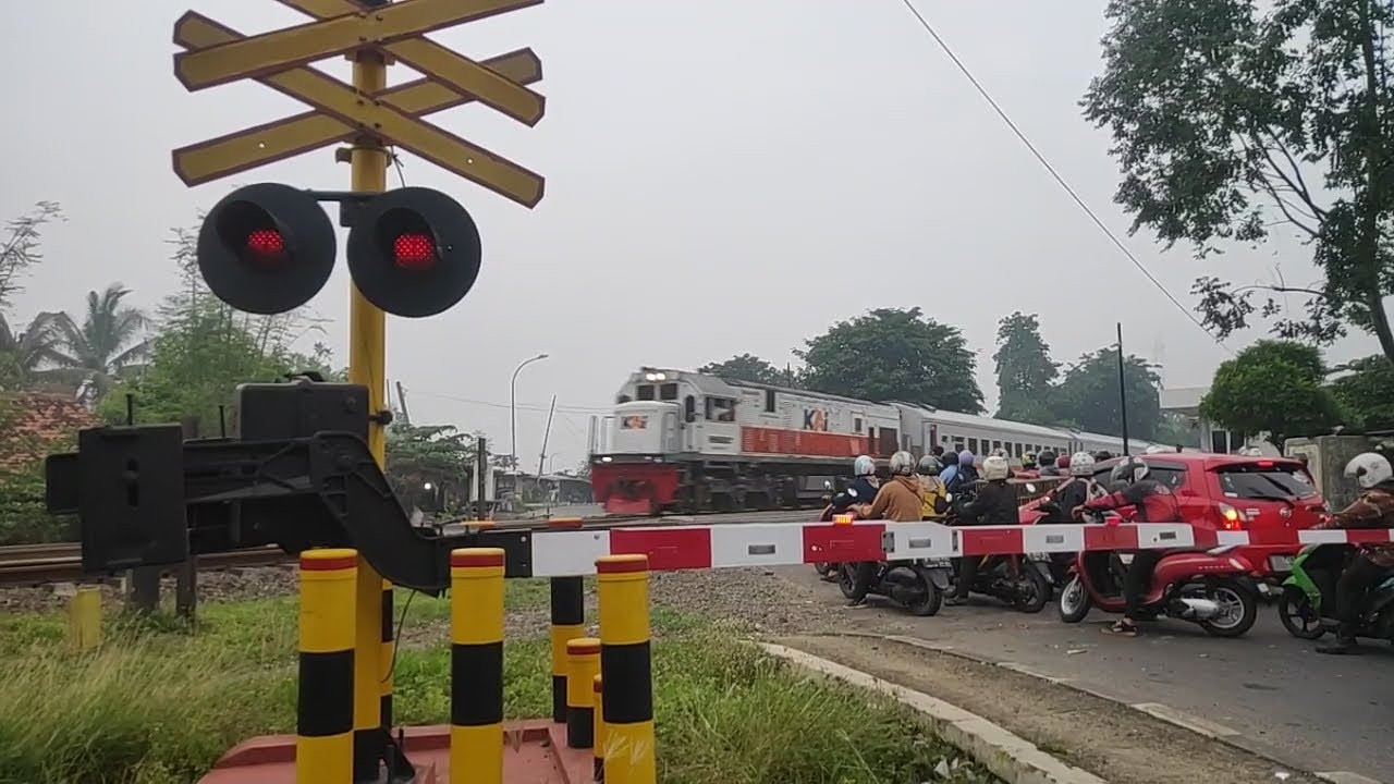 Palang Pintu Kereta Api || Railroad crossing || KA KERTAJAYA TAMBAHAN ...