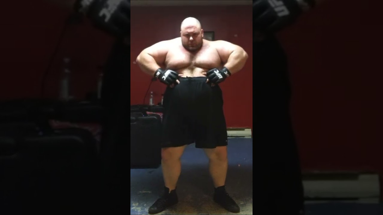 FLEXING BIG BODYBUILDING BULK BEAST 380LBS NATTY #shorts - YouTube