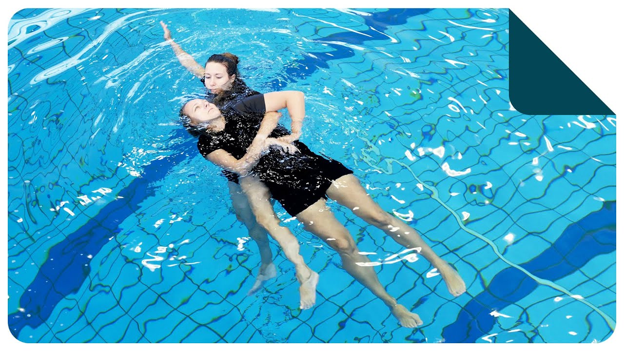 Vier vervoersgrepen | Zwemmend redden - YouTube