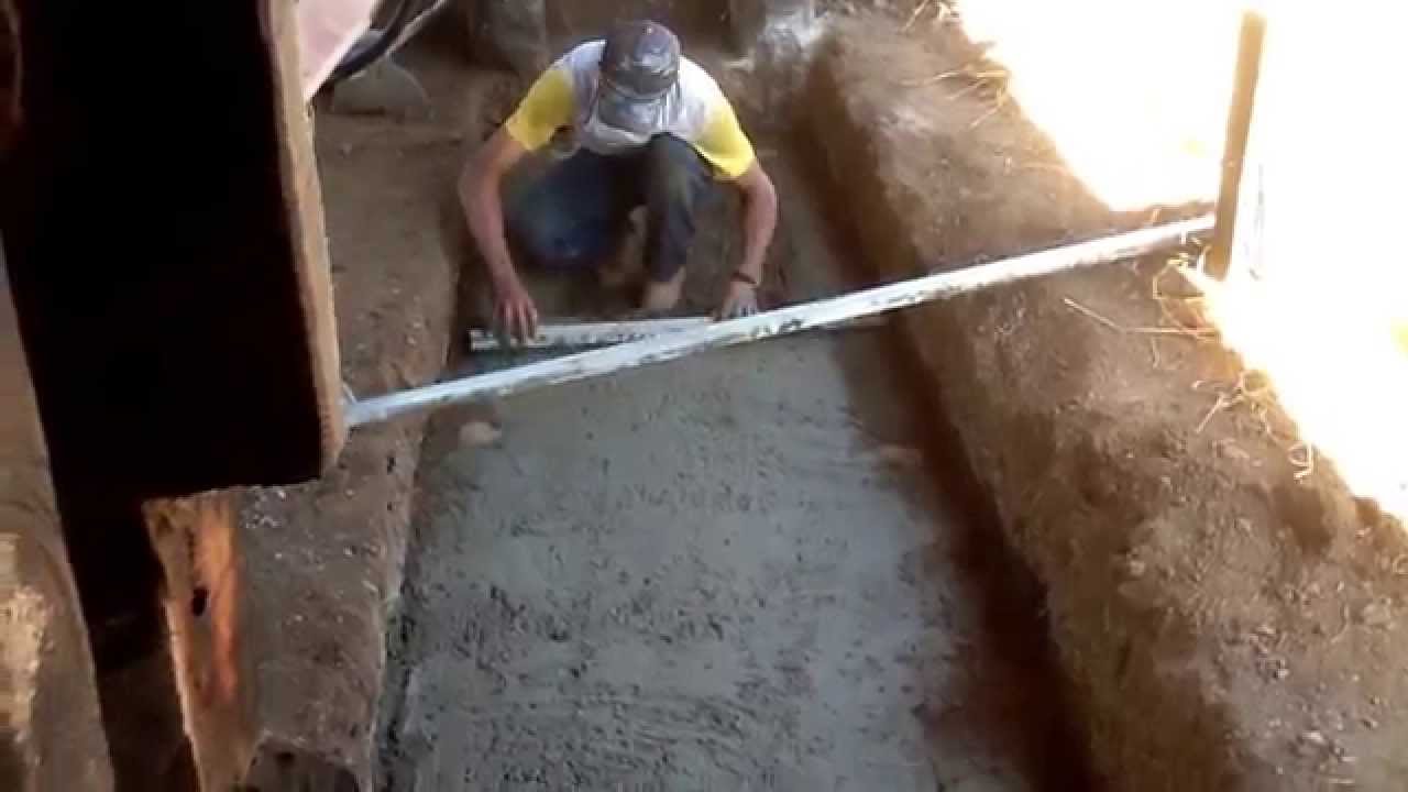 Construção da nova base do brete- agora dentro do curral, onde eu ...