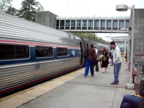 Northbound Amtrak Northeast Regional 132 arrives and departs BWI ...