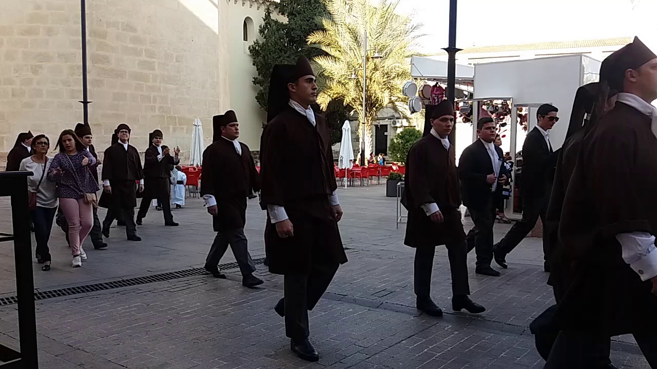 Paseíllo de la joven cuadrilla de santeros de la Virgen de los Dolores ...