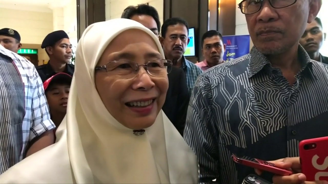 Wan Azizah, Anwar Meet Singapore PM - YouTube