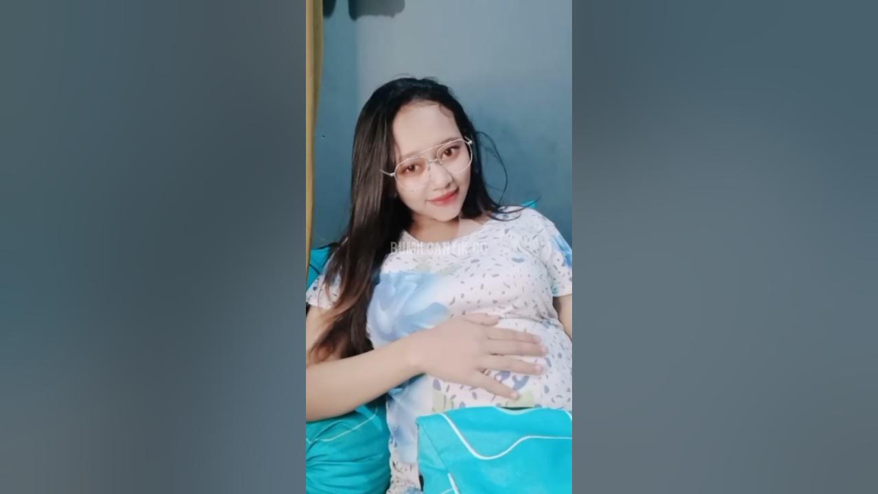 Bumil Cantik Live || Hamil 8 Bulan Live Sambil Tiduran - YouTube