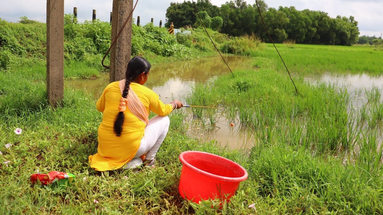 Fishing Video || The beautiful girl's amazing fishing talent was really ...