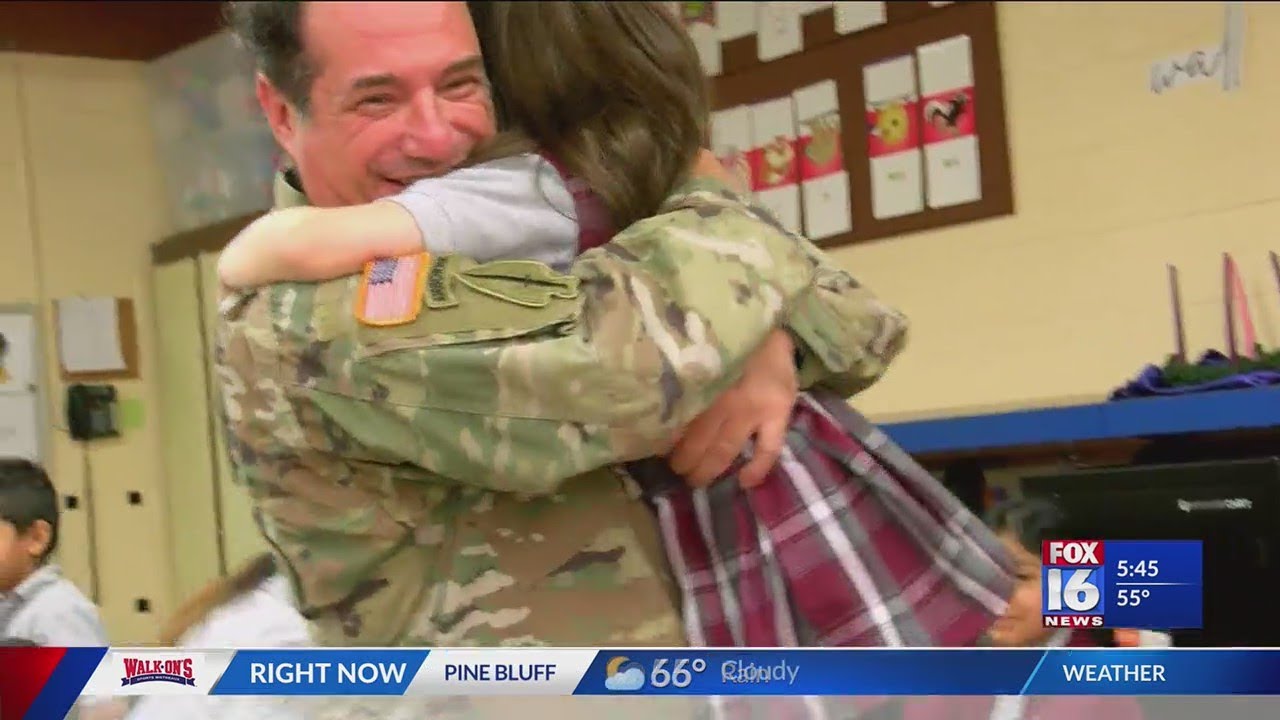 Arkansas Army dad surprises 7-year-old daughter after returning from ...