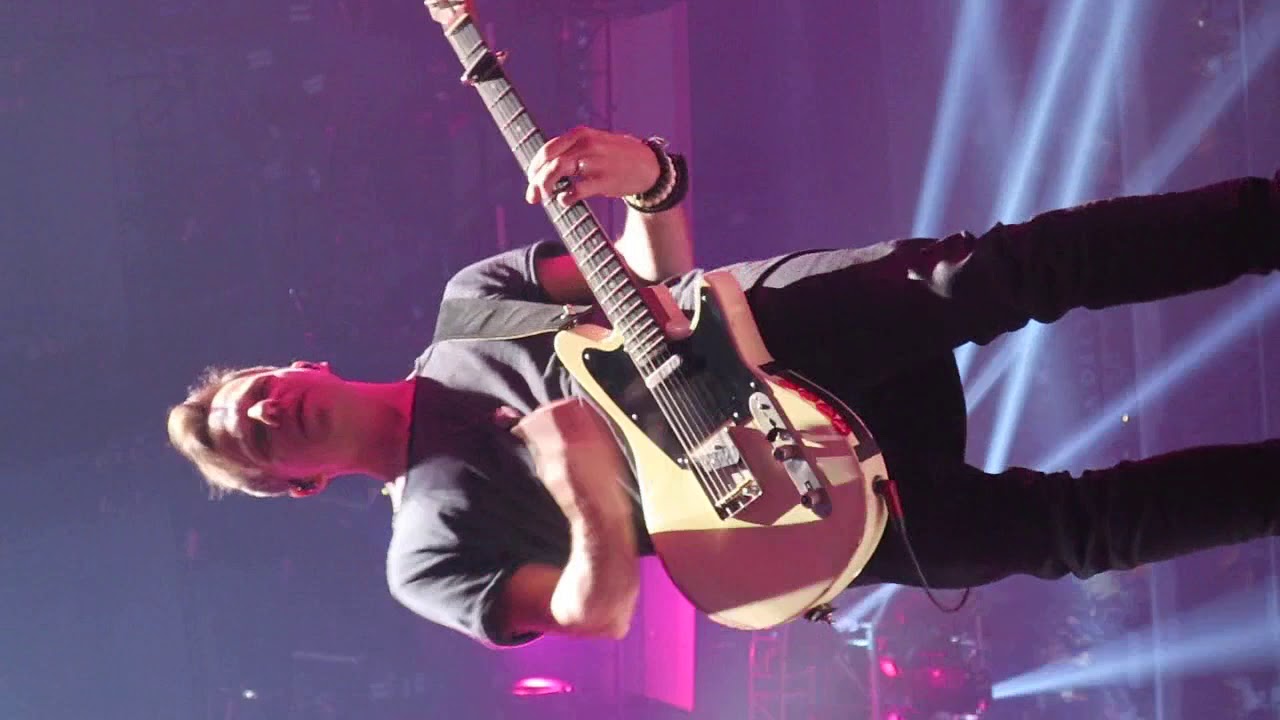 Ed Eason, guitarist for Carrie Underwood - YouTube