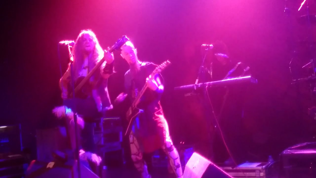 Gloryhammer - The Hollywood Hootsman (with a busted bass strap) @ QMU ...