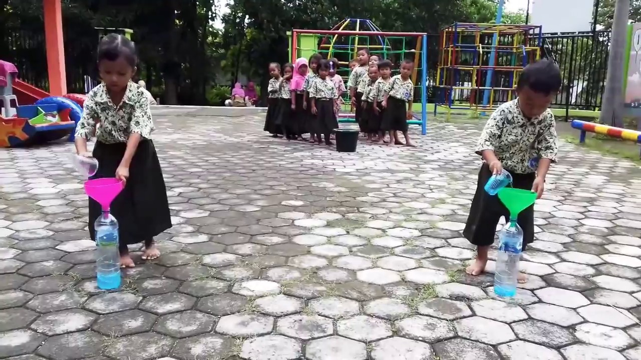 Tema Air Lomba Mengisi Air Ke Dalam Botol - YouTube