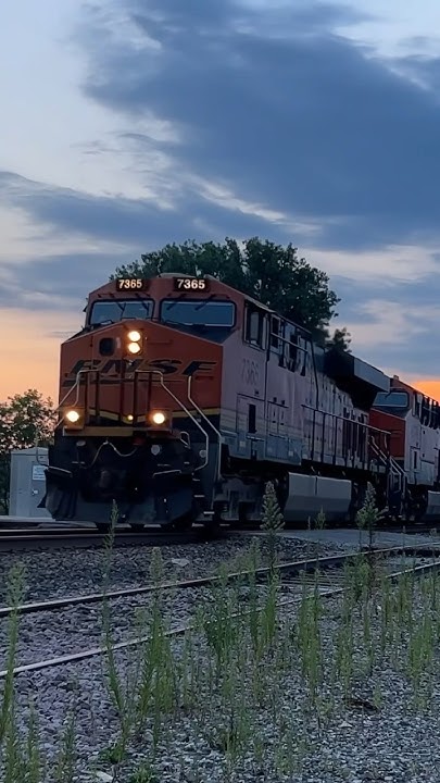 Fast moving BNSF Z train ft H1 Dash 9! #bnsf #railroad #bnsftrains #railway #bnsfrailway - YouTube