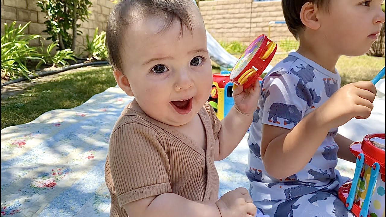 BABY brother is SINGING when DAD is playing guitar - YouTube