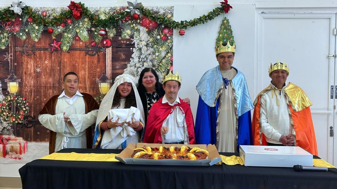 Three Kings' Day Celebration | Games, Fun & Rosca de Reyes! - YouTube