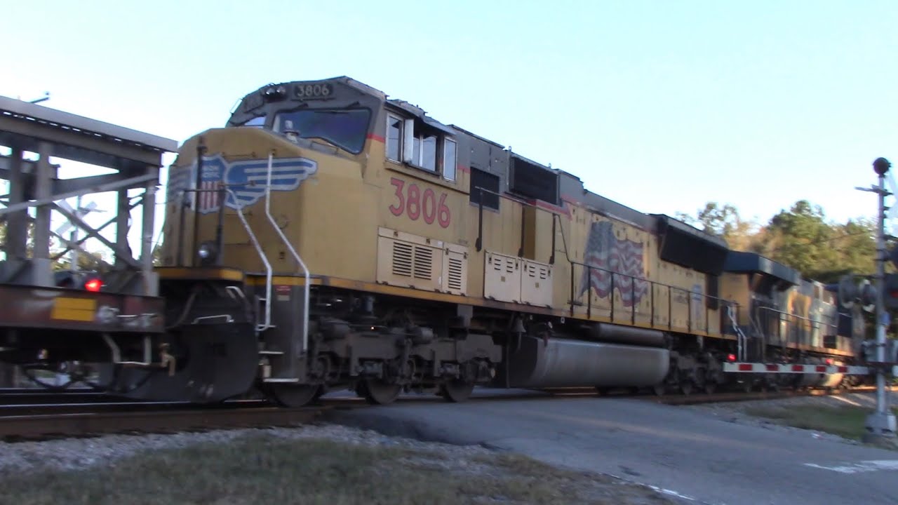 CSX 763 leads CSX Q491-17 with UP SD70M trailing in Savannah, GA 11/18 ...