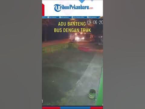Detik-detik Adu Banteng Bus Sugeng Rahayu dengan Truk Tronton di Ngawi - YouTube