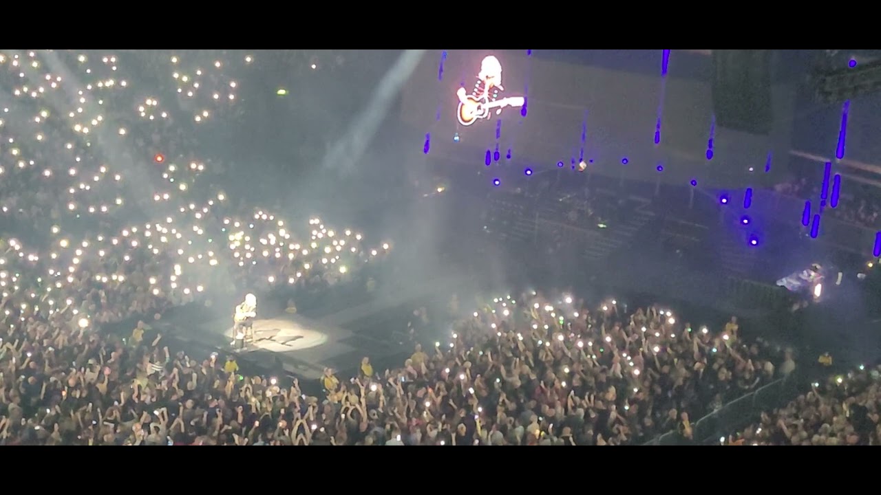 Brian May sings, Love of my Life. AO Arena - YouTube