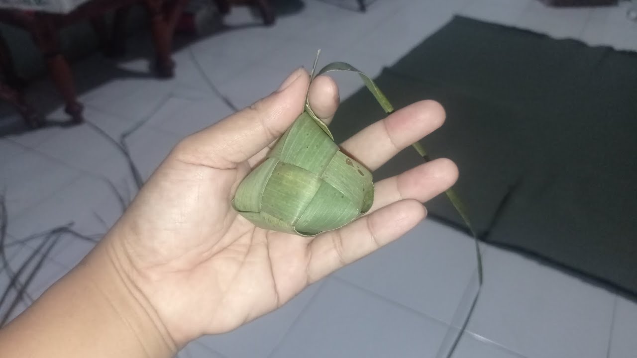 Cara Mudah Membuat Ketupat Bawang 1 Daun - YouTube