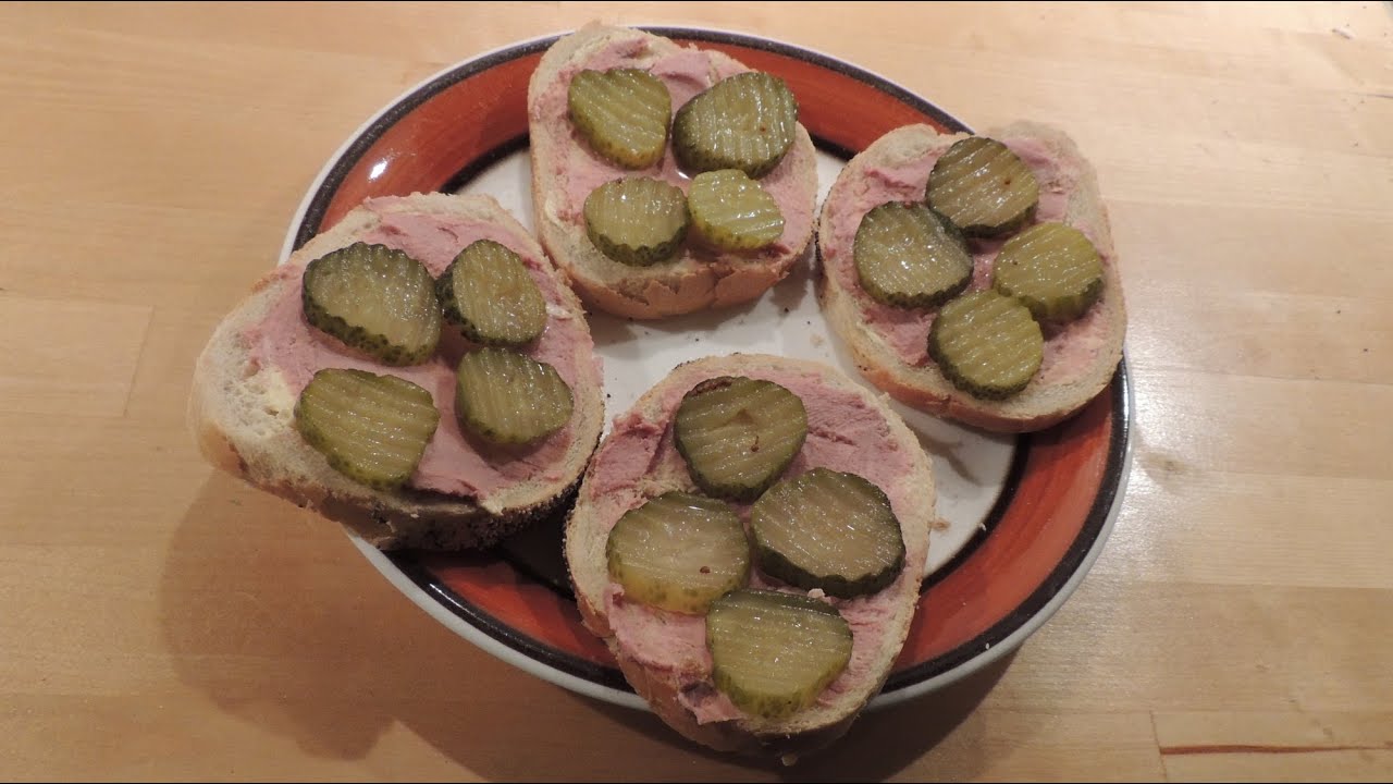 French bread with liver pate and pickled cucumbers / Franskbröd med ...