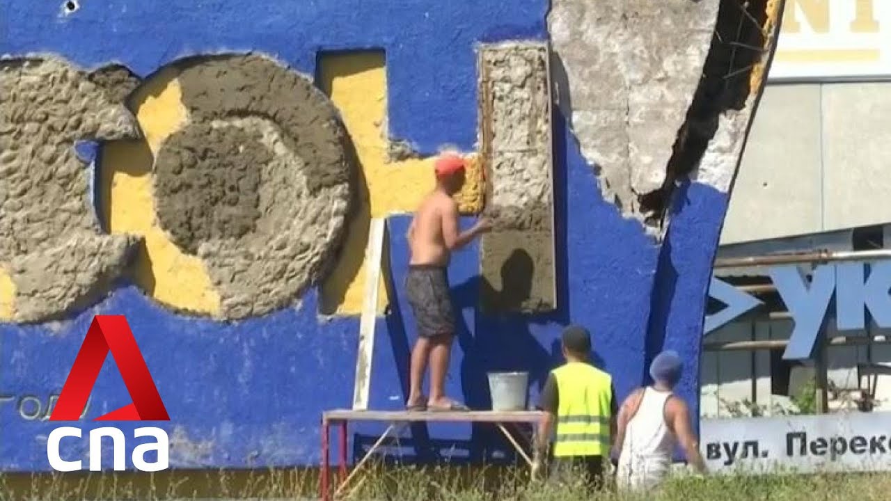 Ukraine strikes key bridge in Russian-occupied city of Kherson - YouTube