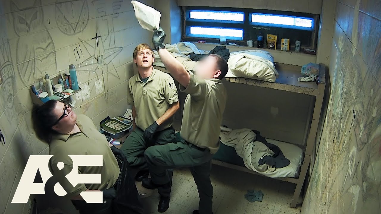 60 Days In: Officers Find Contraband in Alex’s Room During Search | A&E ...