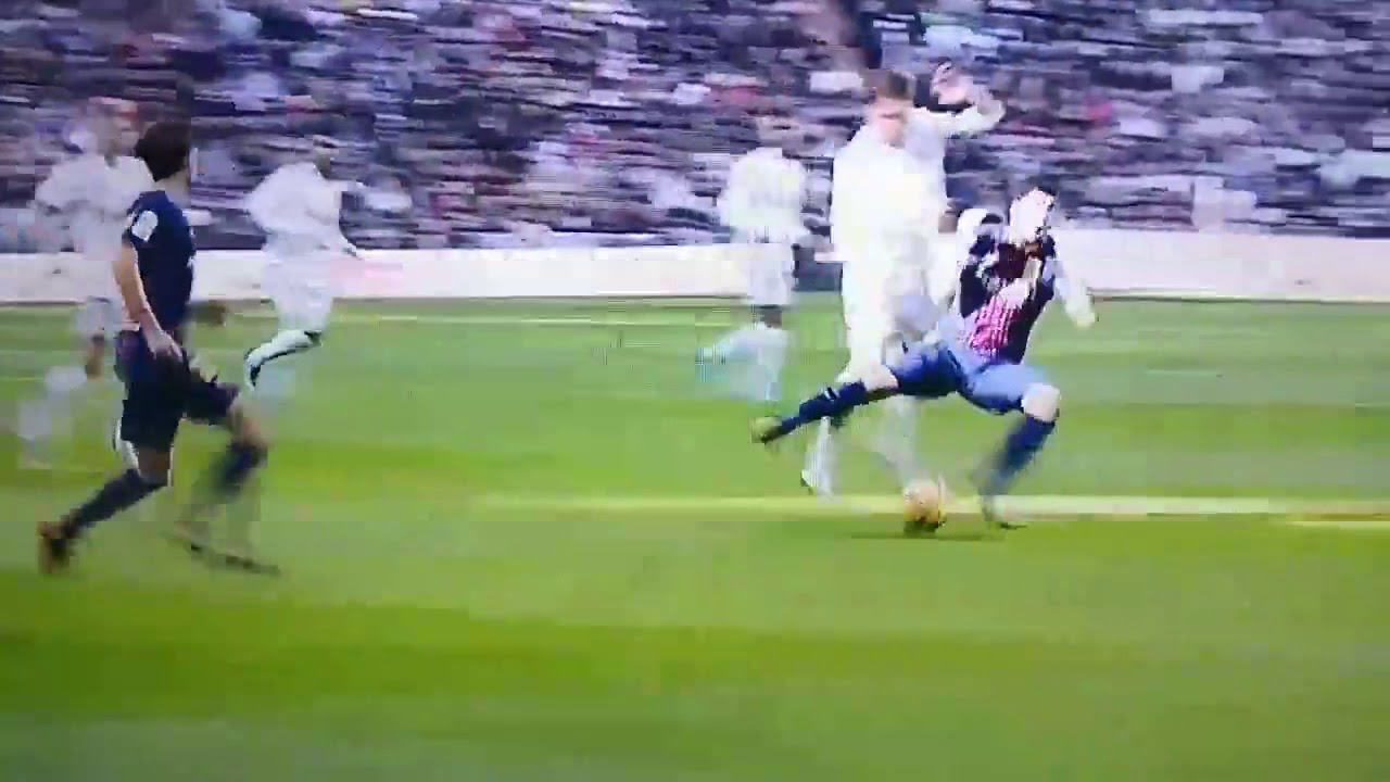 Agresión de Sergio Ramos a Luis Suárez - YouTube