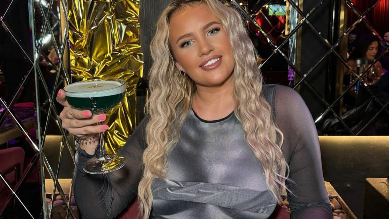 LAURA GOLD curvy model |Plus size fashion modelIzzy,| LAURA GOLD age ...