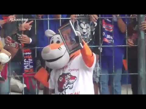 Keakrapan maskot arema dan maskot persija(1) - YouTube