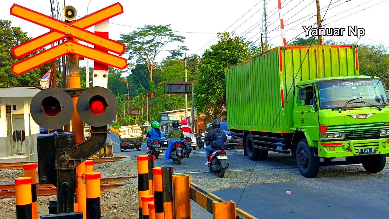 Palang Pintu Kereta Api || Railroad Crossing || Ka Ranggajati, Ka GBMS ...