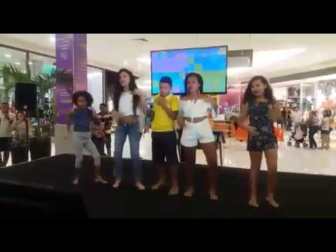 Sofia dançando no shopping!!
