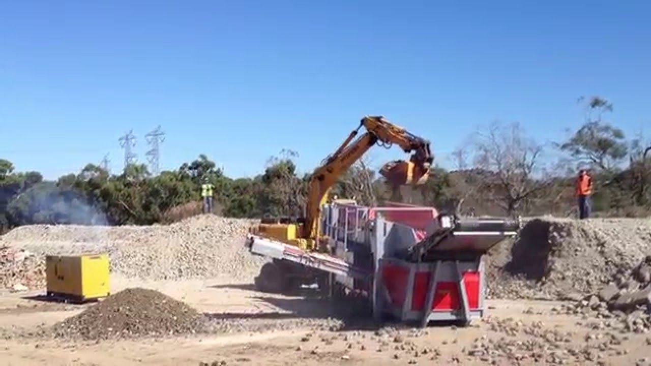 04 - Recycling soil and stones - ECOSTAR dynamic screening system - YouTube