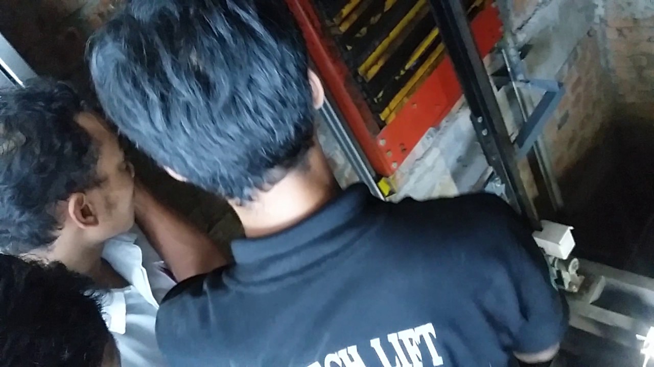 Cara Membuka Pintu Lift dalam Keadaan Darurat - YouTube