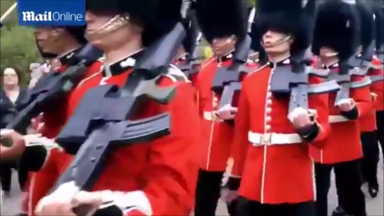 Tourist's intelligence gets in way of Royal Guard - YouTube