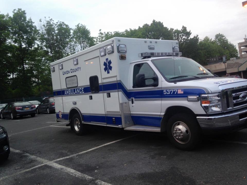 Union County EMS Ambulance Responding Urgently (Yelp + Horn) - YouTube