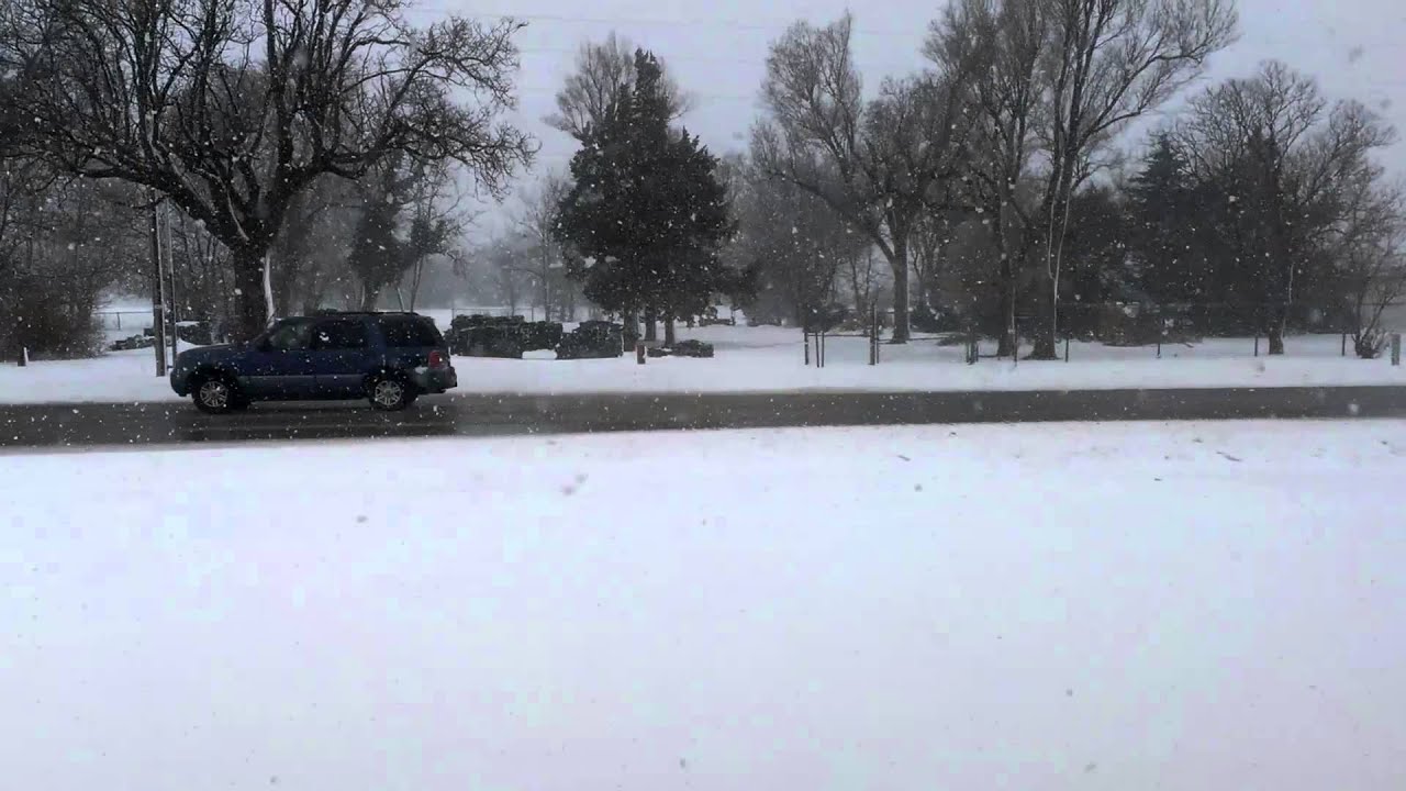 Heavy snow falling at the NWS Wichita at 1 pm on February 25th. - YouTube