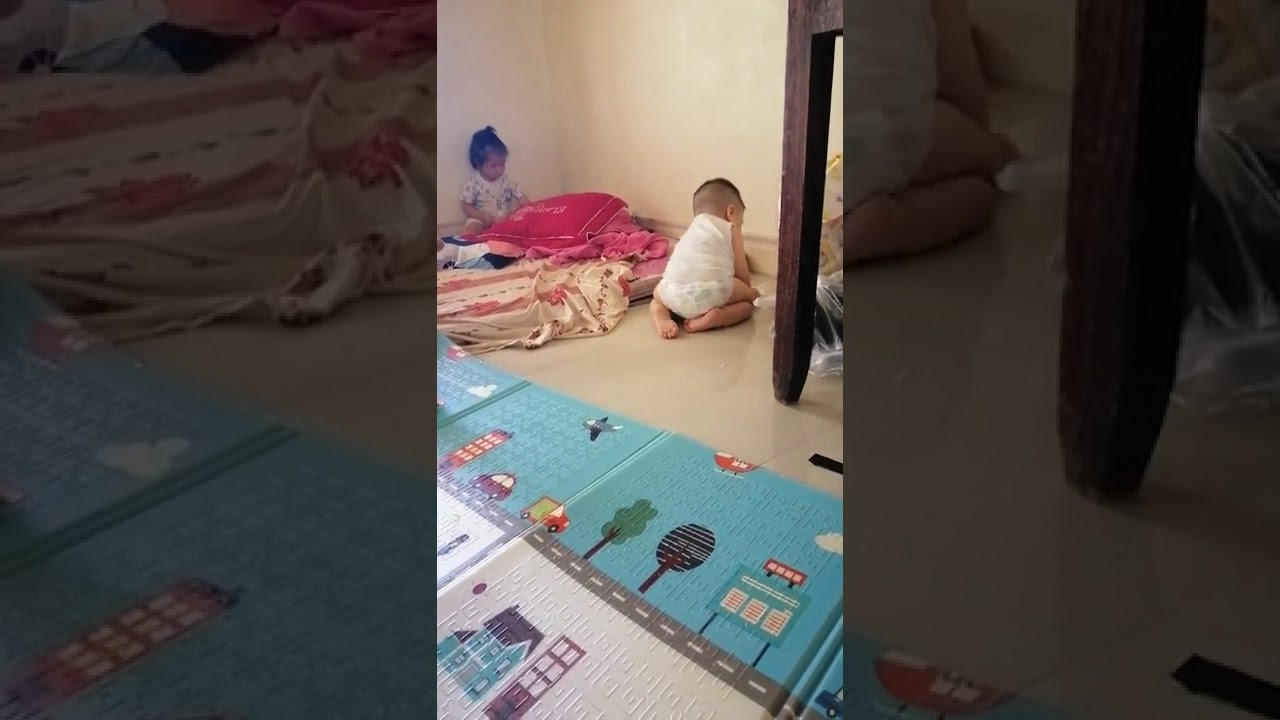 Em bé biết bò 🥰 - YouTube