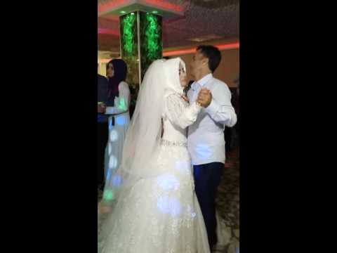 Baba ve kizin herkesi aglatan dansi