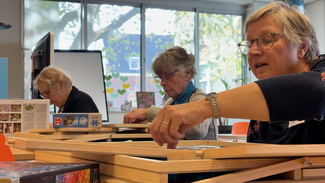 Puzzelaars komen wekelijks samen in Puzzelcafé: ‘kletsen en samen een ...