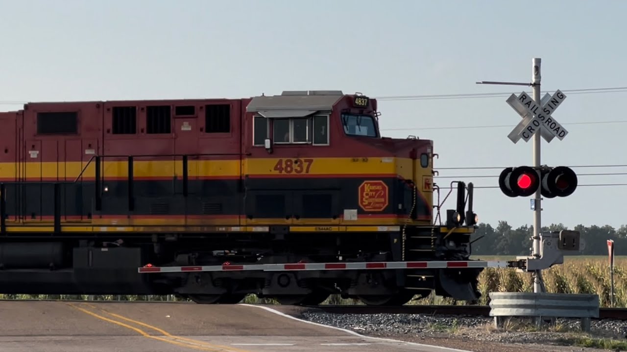 KCS 4837 Leads KCS I-MYNS at Delta, LA! - YouTube