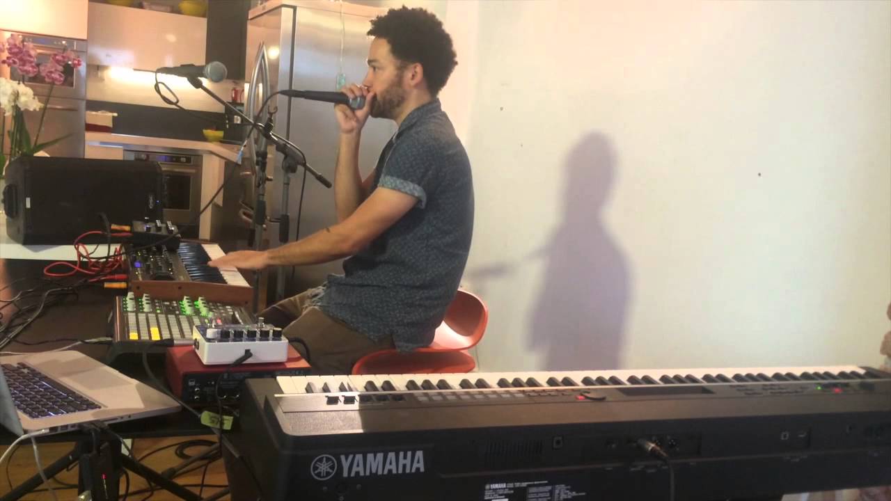 Taylor McFerrin beatbox live at Casa Bertallot - YouTube