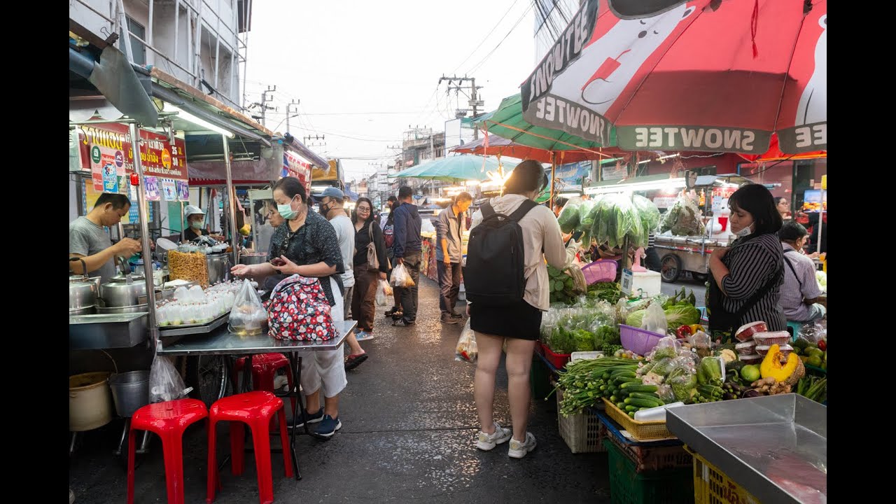 [4K] Walking tour Chok Chai 4 Market the best Thai street food ...