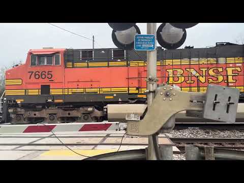 Railroad crossing - BNSF 7665 leads northbound in La plata, MO (wayside horn version) - YouTube