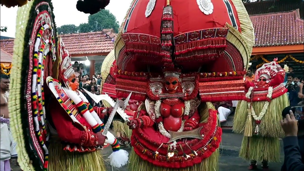 തെയ്യങ്ങളുടെ കൂടിക്കാഴ്ച|| Theyyam Mavicheri, Payyannur - YouTube