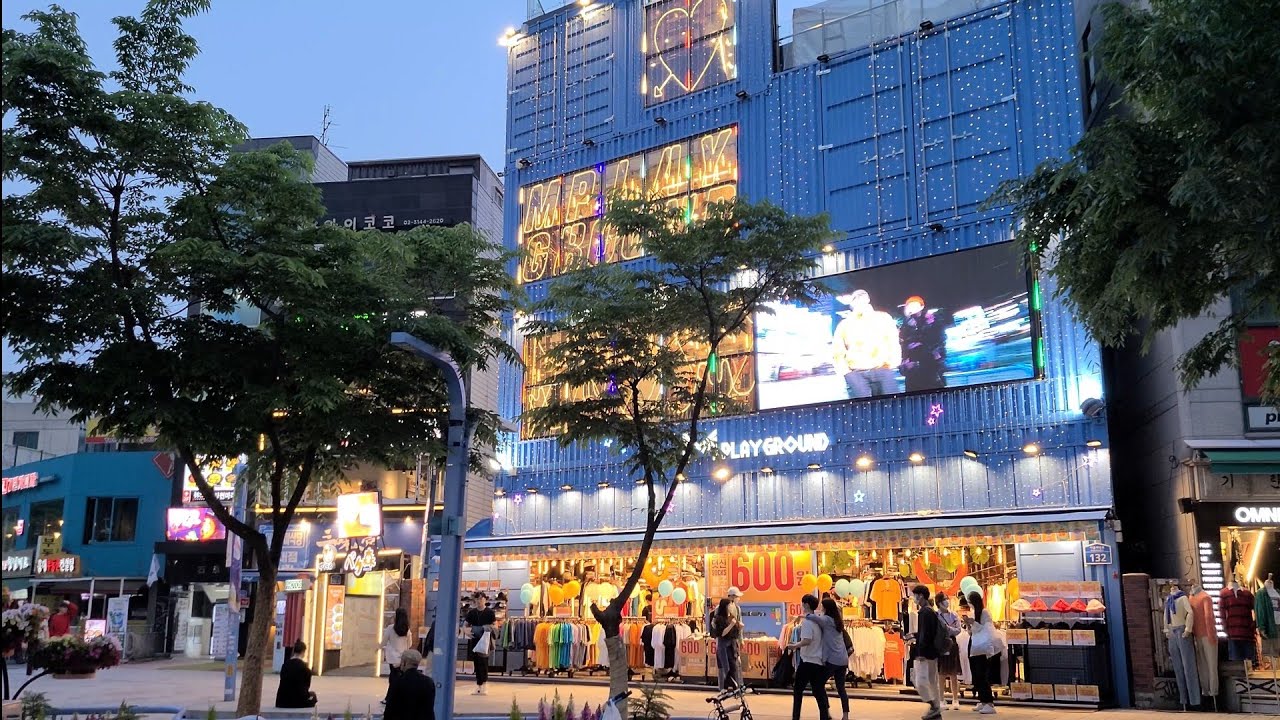 [4K] Let's walk around Hongik University Station at 7:30pm on Sunday 홍대입구역 - YouTube