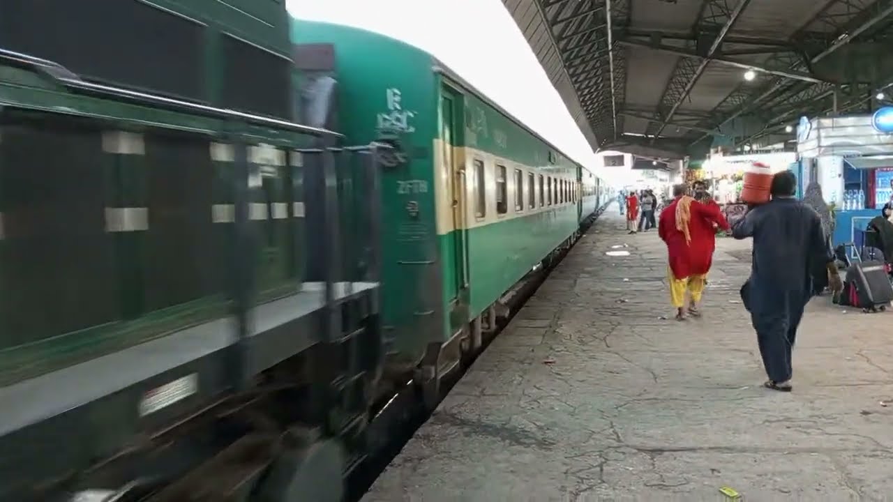 Train Coming at Rohri (Sukhar) Railway Station - YouTube