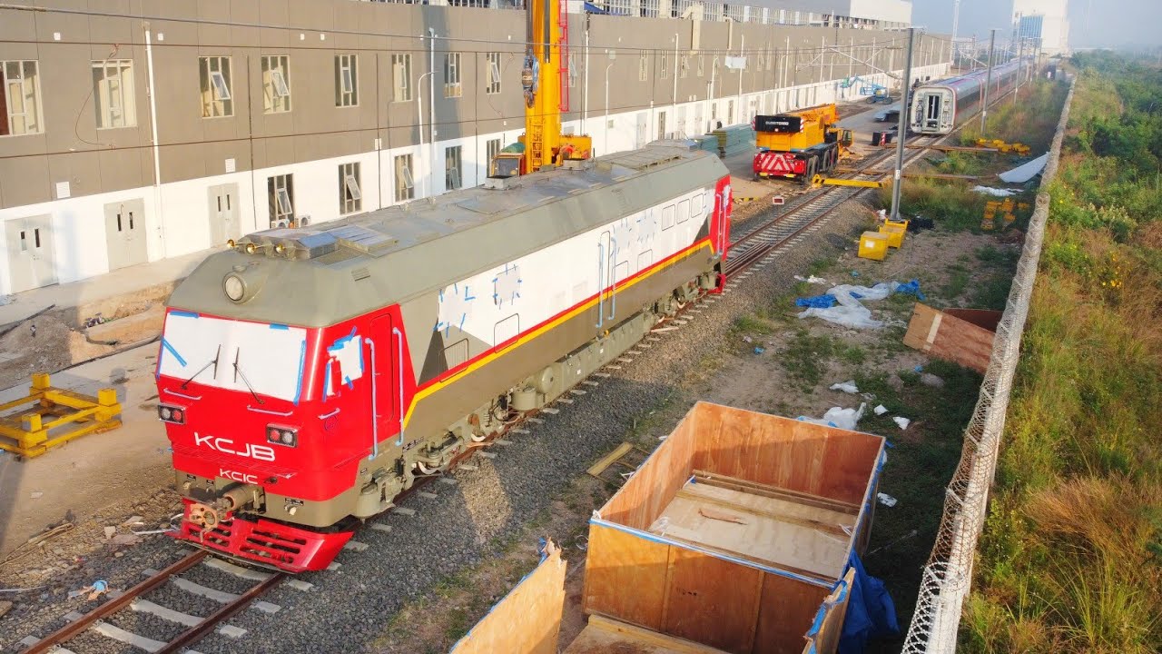 KEMUNCULAN LOKOMOTIF CHINA BARU LOGO KCJB DI BANDUNG BIKIN PENASARAN ...