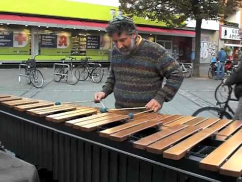 Berlin: Spanish music on the street, with Alex Jacobowitz - YouTube