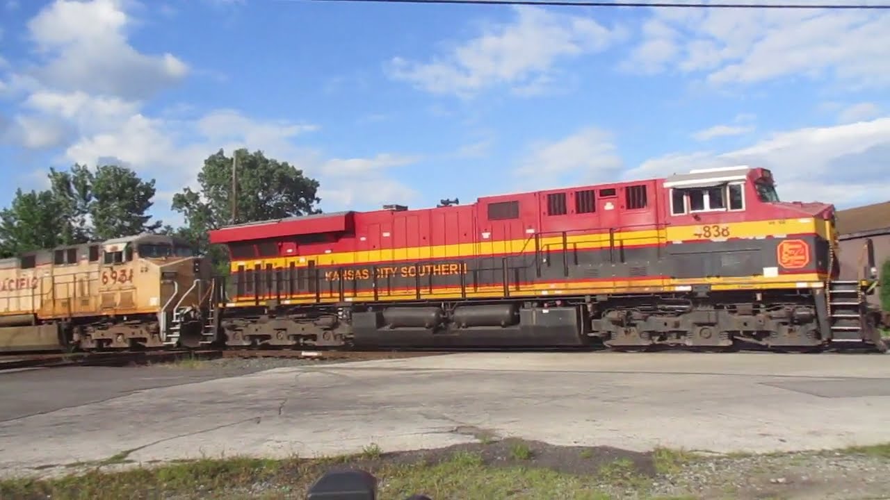 KCS southbound turning westbound intermodal train in Fostoria Ohio ...